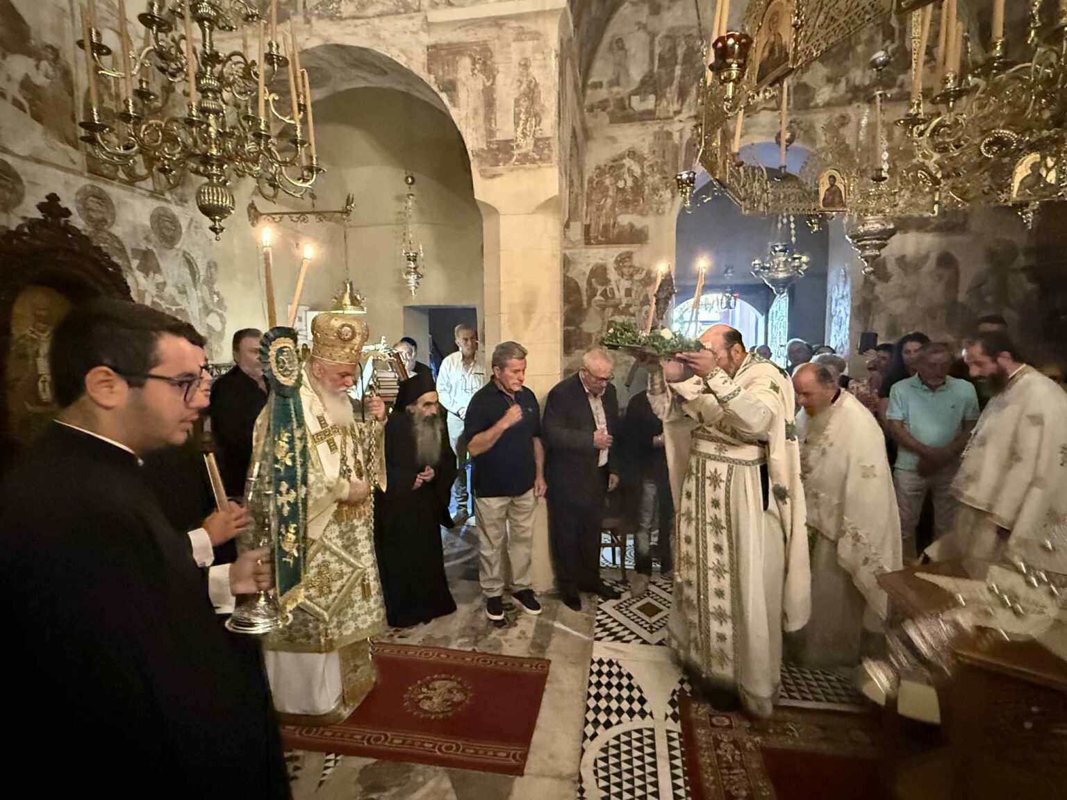 (Φωτο)-Καλάβρυτα: Η Ύψωση του Τιμίου και Ζωοποιού Σταυρού - Skai Patras ...